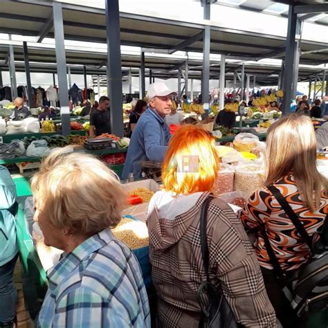 Посетители од Бугарија на градскиот пазар во Делчево се купува овошје и зеленчук