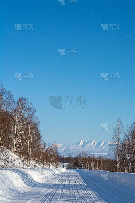 冬天的路和山与蓝色的天空