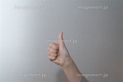 親指を立てるポーズの写真素材 206723923 イメージマート