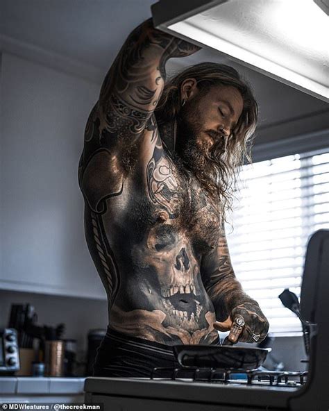 La Man Loses 330lbs And Becomes Model After Covering Up Weight Loss