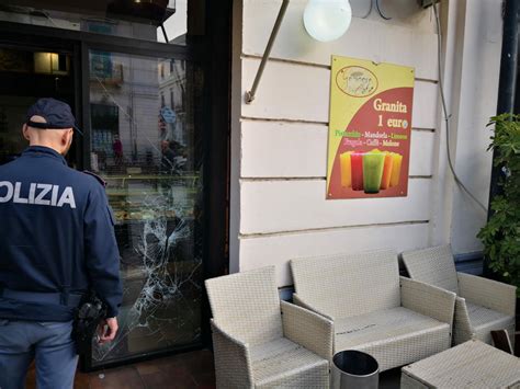 Danneggia vetrine dei negozi in centro città e cerca di impossessarsi
