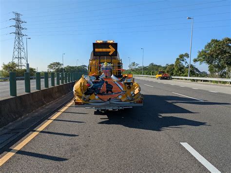 國3南向3406k車禍！休旅車追撞緩撞車 「頭撞爛、開花」2人送醫 蕃新聞