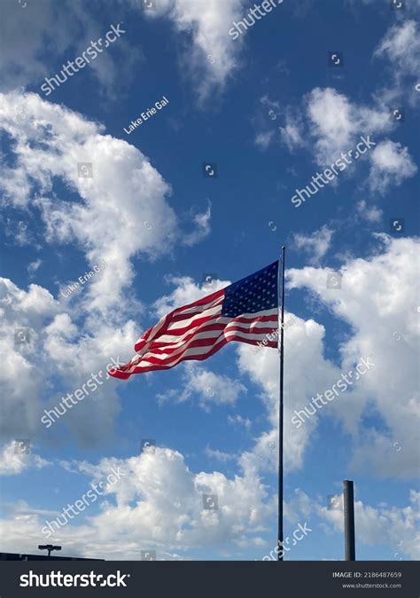 바람에 펄럭이는 미국 국기 스톡 사진 2186487659 Shutterstock