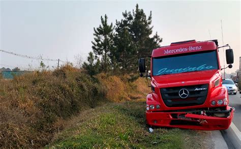 Carro Capota Após Acidente Com Caminhão No Contorno Norte
