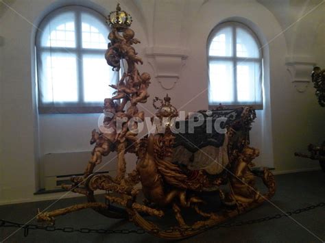 마차 금색 목조장식 나무 창문 사진이미지일러스트캘리그라피 히뇽뇽작가