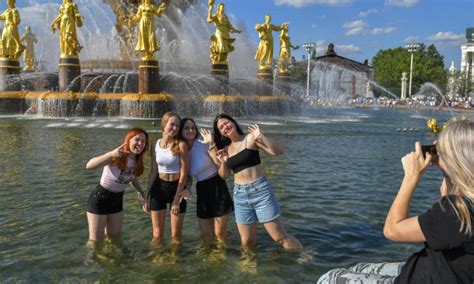 People Cool Themselves Off Amid Heatwave In Moscow Global Times