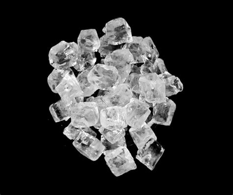 Movimiento Congelante De Cubos De Hielo Voladores Foto De Archivo