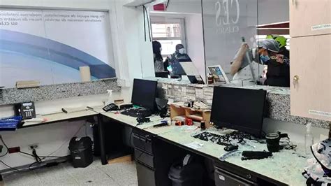 Rompiendo El Vidrio Del Mostrador De Urgencias Mujer Arremetió Contra