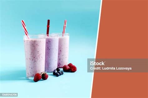 가벼운 분할 배경에 투명한 접시에 천연 딸기와 밀크 쉐이크 아이스크림 우유 및 딸기로 만든 칵테일을 컬러 배경에 놓습니다 0명에 대한 스톡 사진 및 기타 이미지 Istock