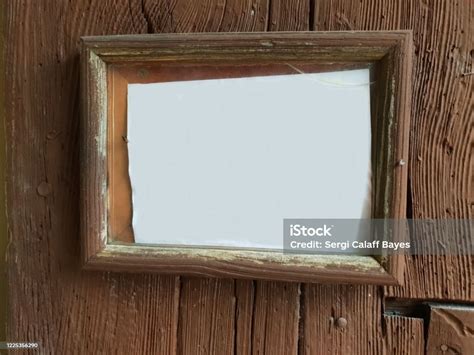 메시지를 작성하는 템플릿 기호입니다 나무 문에 배치 공간을 복사합니다 소박한 색상 이미지 개념 메시지 통지 및 정보를 대중에게 작성하는 데 유용합니다 0명에 대한 스톡 사진