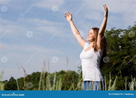 Mujer De Pie Con Los Brazos Alzados Imagen De Archivo Imagen De Saludo Lifestyle