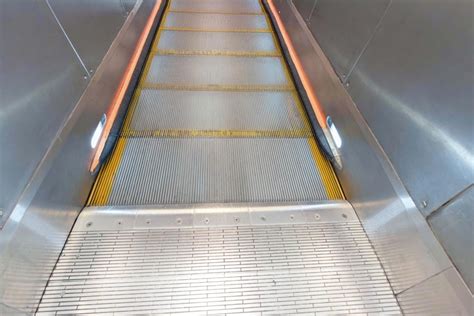 專訪｜今年首9月發生430宗扶手電梯意外 港鐵派大使提醒乘客「握扶手 企定定」 星島日報