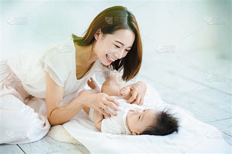 妈妈和宝宝在室内玩耍