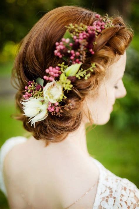 Wedding Styled Shoot Trendfarben Bride Hairstyles Flowers In Hair