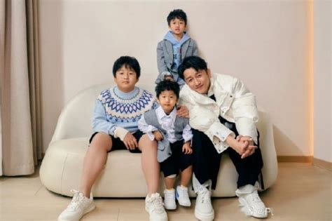 邹市明冉莹颖一家五口拍全家福写真 三个儿子暴风成长凤凰网