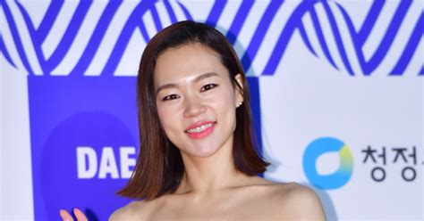 포토엔 한예리 잠깐이면 됩니다 추위 참은 오프숄더 드레스 자태쳥룡영화제