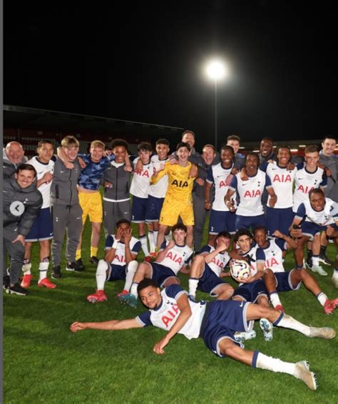 토트넘 홋스퍼 프리미어리그 우승→드디어 무관 탈출 축하해새싹들이 일군 쾌거에 쏟아진 1군 팀을 향한 조롱