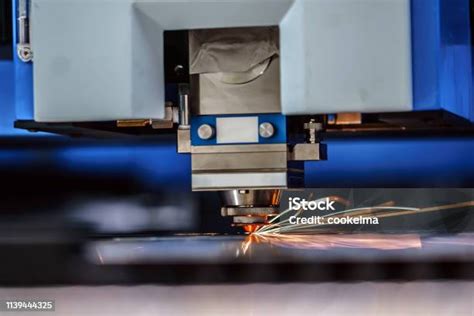 금속의 Cnc 레이저 절단 현대 산업 기술 Cnc 장치에 대한 스톡 사진 및 기타 이미지 Cnc 장치 강철 공장 산업