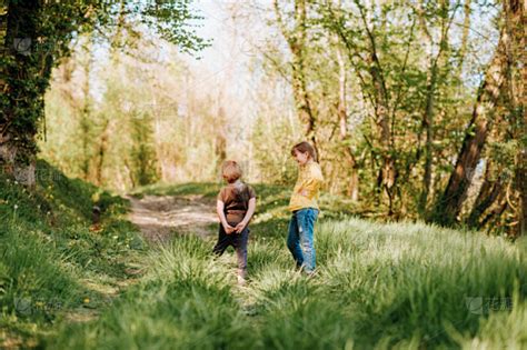 姐妹 兄弟 森林 春天 树林 乐趣 舒服 享乐 步行 相伴