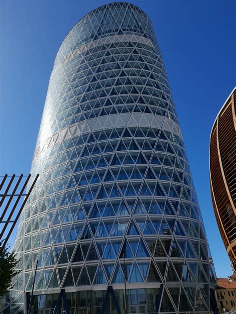 A Very Tall Glass Building With A Sky Background Photo Free Milano