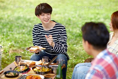 キャンプを楽しむ日本人の若者たちの写真素材 178530870 イメージマート