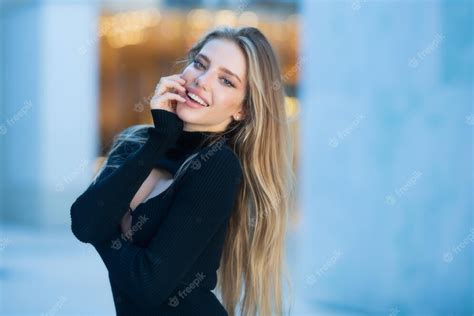Schöne Lächelnde Frau Mode Foto Im Freien Des Schönen Mode Modells Das
