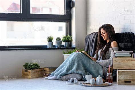 住宅内部 青年女人 自然美 美 青少年 水平画幅 美人 家庭生活 白人 仅成年人素材 花瓣网