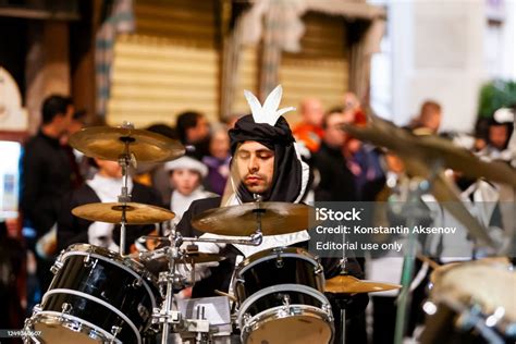 전통적인 야간 축제 화려한 의상을 입은 오케스트라와 사람들을 가진 카니발 몰타에 대한 스톡 사진 및 기타 이미지 몰타 음악