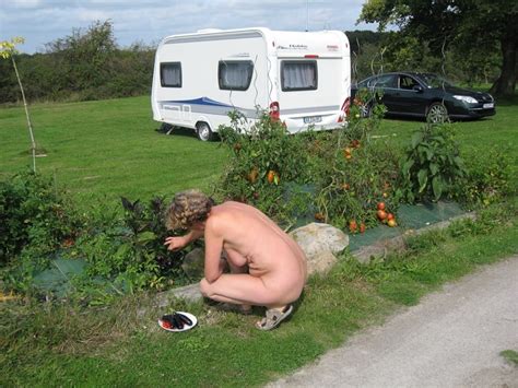 Nackte Gartenarbeit Nackter Garten Porno Bilder Sex Fotos Xxx Bilder 3853573 Pictoa