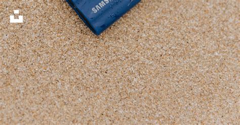 황갈색 표면에 있는 파란색 직사각형 개체 사진 Unsplash의 무료 하드 드라이브 이미지