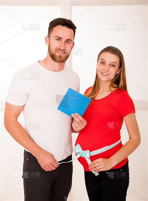 孕妇和她的男人 摄影工作室一对年轻夫妇