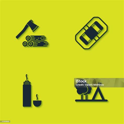 나무 도끼와 나무 깃발이 있는 관광 텐트 보온병 용기 래프팅 보트 아이콘을 설정합니다 벡터 강에 대한 스톡 벡터 아트 및 기타 이미지 Istock