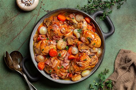 레드 와인 라돈 버섯 당근 양파를 곁들인 치킨 요리 Coq Au Vin 또는 수탉 와인 수탉 소금 후추 백리향으로 향이 나는