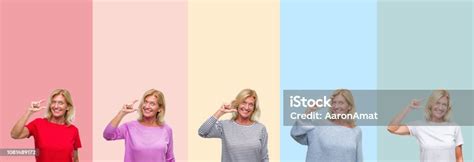 다채로운 줄무늬를 통해 중 년 수석 아름 다운 여자의 콜라주 배경 웃 고 자신감 생기고 카메라 동안 손가락으로 크기 표시를 하 고 손으로 몸짓 고립 측정 개념입니다 개념에