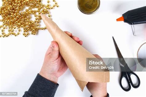 구슬 화관에서 Diy 황금 크리스마스 트리입니다 골 판지 스타 뜨거운 접착제와 자신의 손으로 구슬 장식 크리스마스 트리를 확인