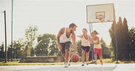 아빠가 승자입니다 농구를 하는 가족 사진 Unsplash의 세르비아 이미지