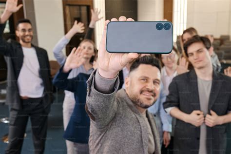 휴대 전화로 사진을 찍는 남자 사진 Unsplash의 학생 이미지