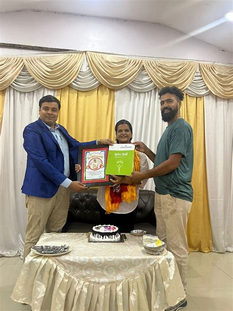 मनपतिले श्रीमतीको जन्मदिनमा दिए २० लाखको बीमा पोलिसी उपहार Insurance