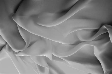 실크 직물은 투명 하 고 흑인과 백인 이 자료에는 Coarser 질감 더 엄격한 휘장 및 약간의 없나 효과 포함 되어 있습니다 귀하의 편의 위해이 직물을 사용 하는 것이