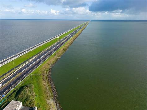 REPORTAGE Aux Pays Bas la plus longue digue du monde protège le pays
