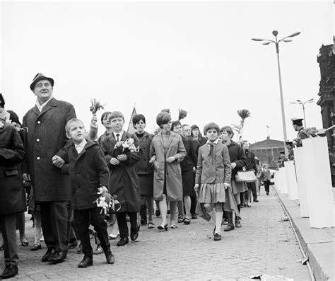 Ddr Bildarchiv Berlin Mitte Begeisterte Ddr Bürger Mit Kindern Und