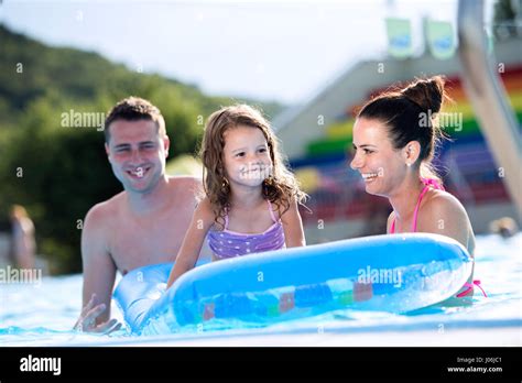 Mutter Vater Und Tochter Im Schwimmbad Sonnige Sommer Stockfotografie