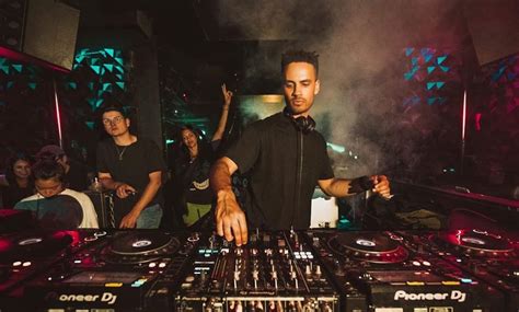 Atração Internacional Venicce Beach Recebe Show De Música Eletrônica