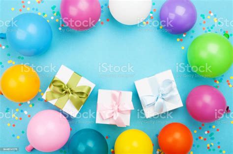 생일 테이블 다채로운 풍선 선물 또는 선물 상자와 색종이 평면도 플랫이 하다 0명에 대한 스톡 사진 및 기타 이미지 0명