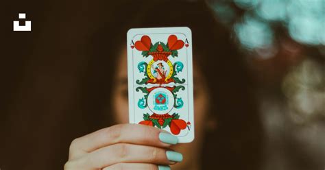 파란색 크루넥 셔츠를 입은 여자 하트 6장을 들고 카드 놀이 사진 Unsplash의 무료 에이스 이미지