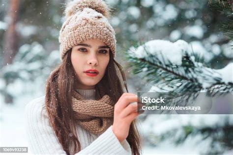 겨울 배경에 나무와 눈 덮인 숲에서 산책 하는 꿈꾸는 젊은 여자의 초상화를 닫습니다 여자에 대한 스톡 사진 및 기타 이미지 여자 겨울 한 명의 여자만 Istock