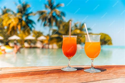 Verres à Cocktail Au Bord De La Piscine Dété Côté Plage Du Complexe