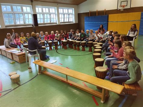 Trommeln Mit Ibou Grundschule Wiesens Offene Ganztagsschule
