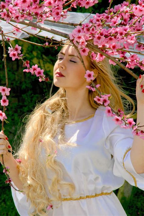 فتاة ، شعر أشقر ، أميرة ، شجرة ، زهور ، ربيع ، قصة ، صورة ، النساء