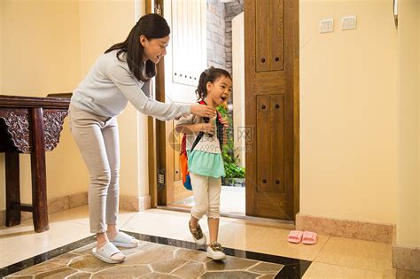 东亚小学生放学妈妈送女儿去上学高清图片下载 正版图片501966487 摄图网